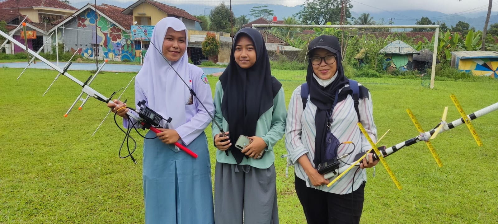 Dua Siswi SMAN 1 Banjarnegara Menerima Gambar SSTV SES 8F2023HPN - ORARI
