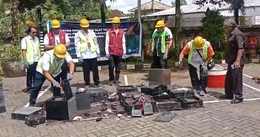 PEMUSNAHAN ALAT/PERANGKAT TELEKOMUNIKASI HASIL OPERASI PENERTIBAN ...