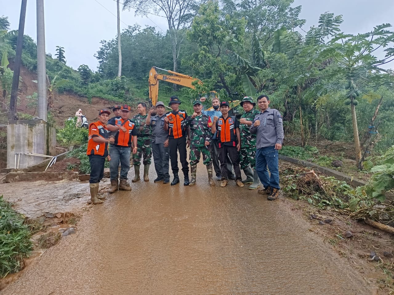 CORE ORARI Rejang Lebong Bersama TNI dan BPBD Bersihkan Material Longsor Tebat Pulau Bermani Ulu ...